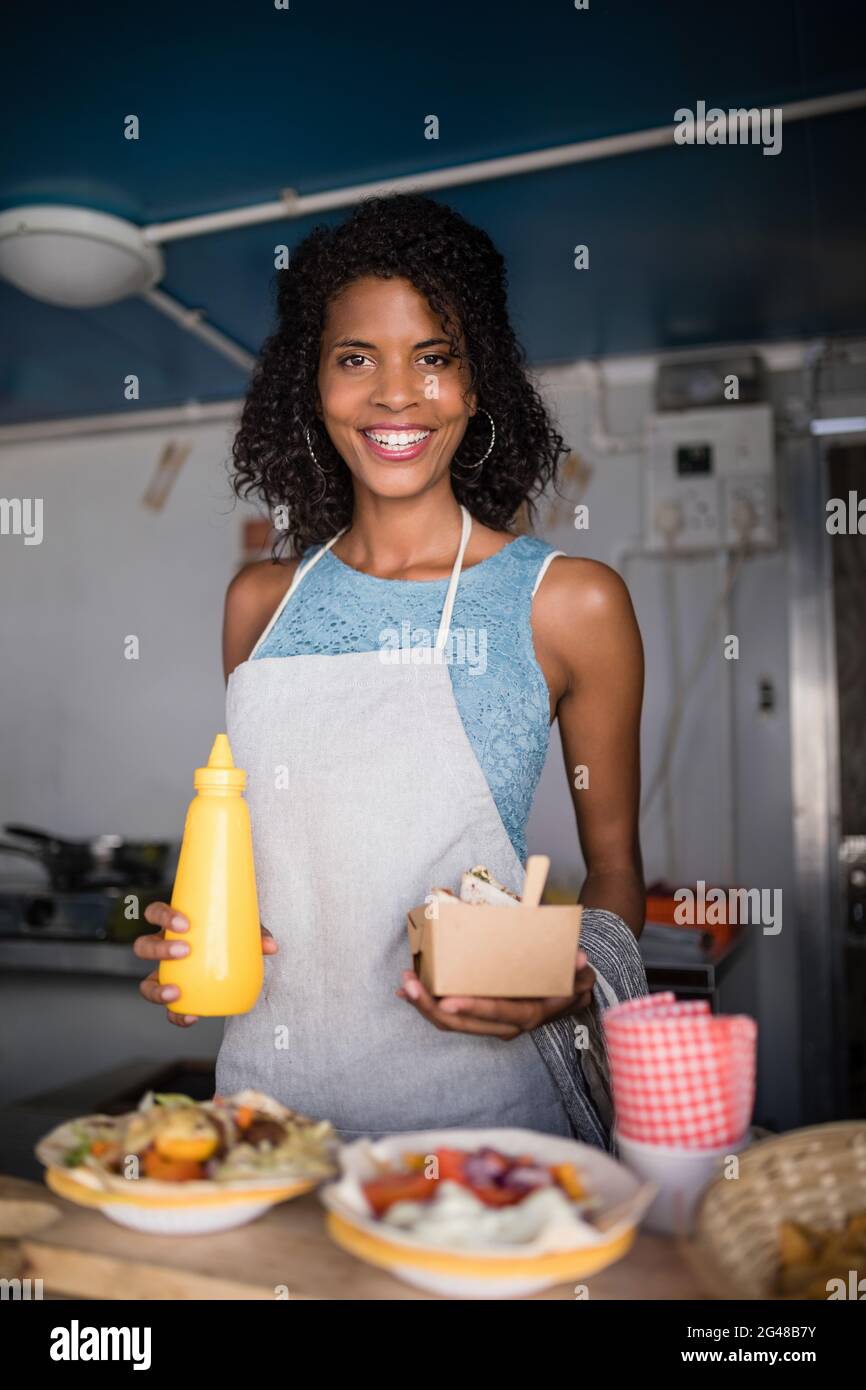 Smiling waitress preparing meal for customer Stock Photo - Alamy