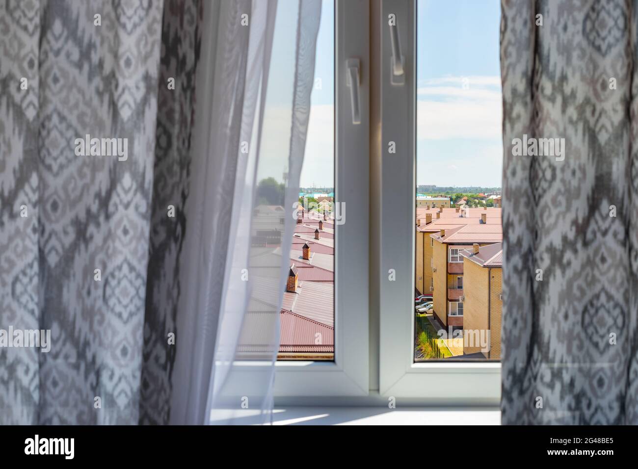 Closed curtains window hi-res stock photography and images - Alamy