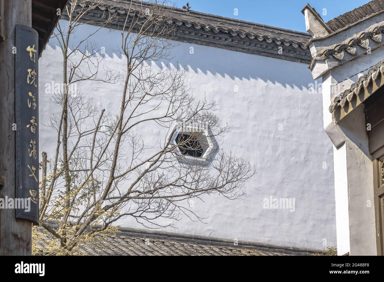 Window in a white wall of a Chinese temple Stock Photo - Alamy