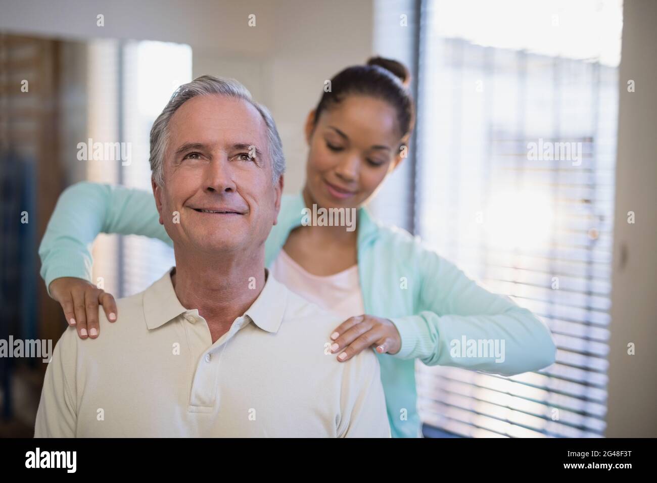 Female physiotherapist shoulder senior hi-res stock photography and ...