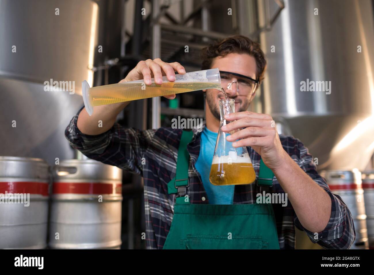 Pouring beaker hi-res stock photography and images - Alamy