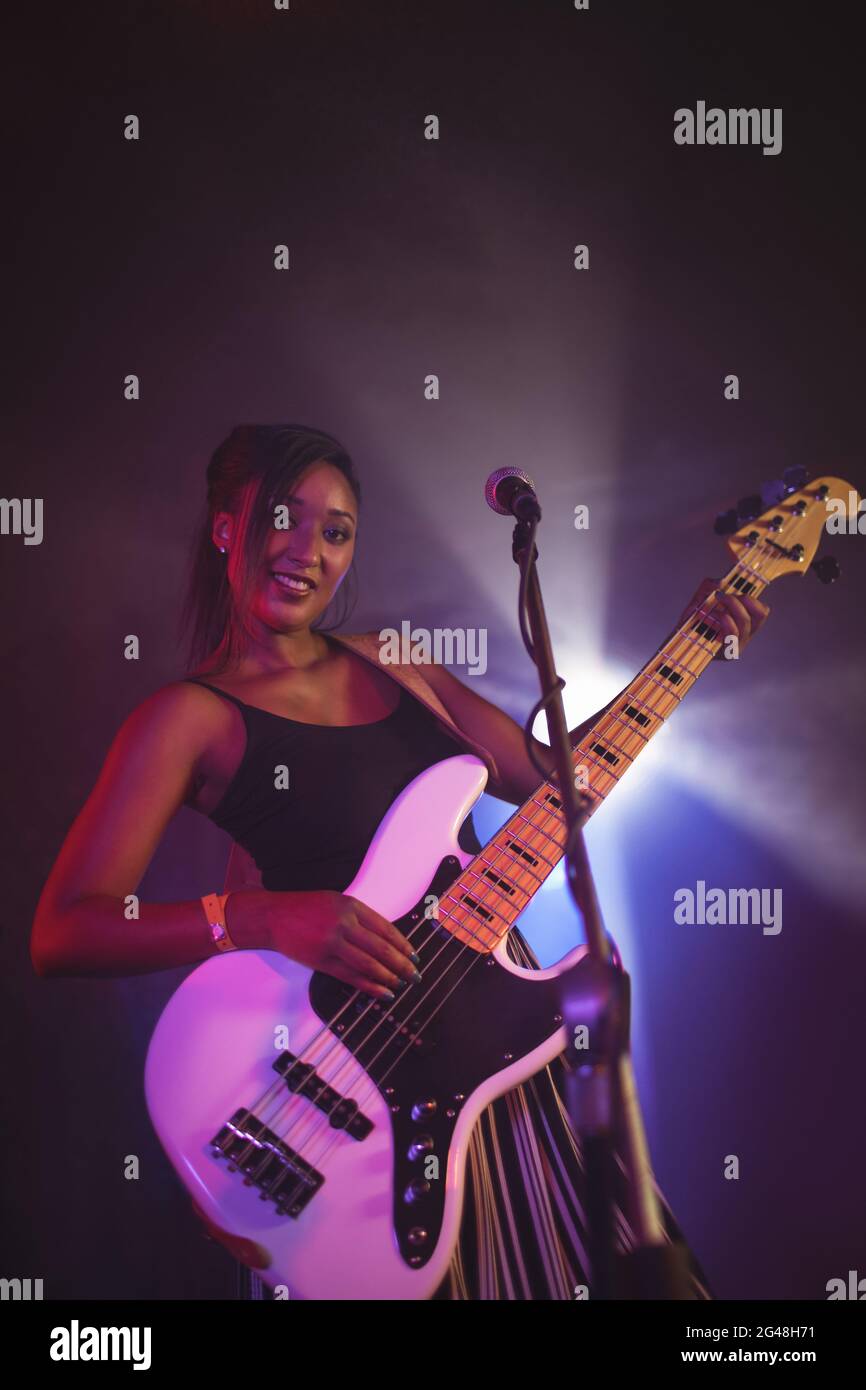 Celebrity holding guitar microphone hi-res stock photography and images ...