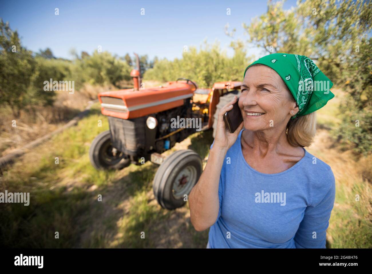 Talking woman in olive hi-res stock photography and images - Alamy