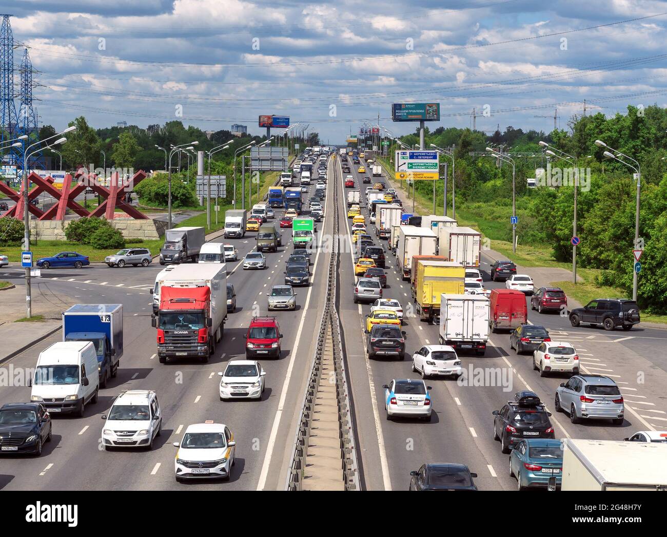 Moscow, Russia - June 11, 2021 Moscow freeway at rush hour view from ...