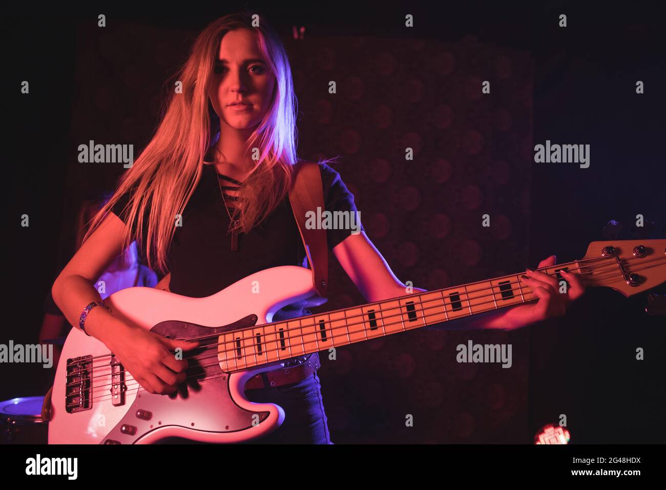 Female bass guitarist hi-res stock photography and images - Alamy