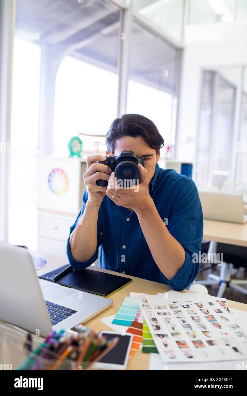 Person clicking photograph hi-res stock photography and images - Alamy