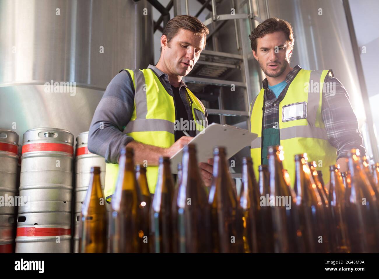 Brewery man bottle tank hi-res stock photography and images - Alamy