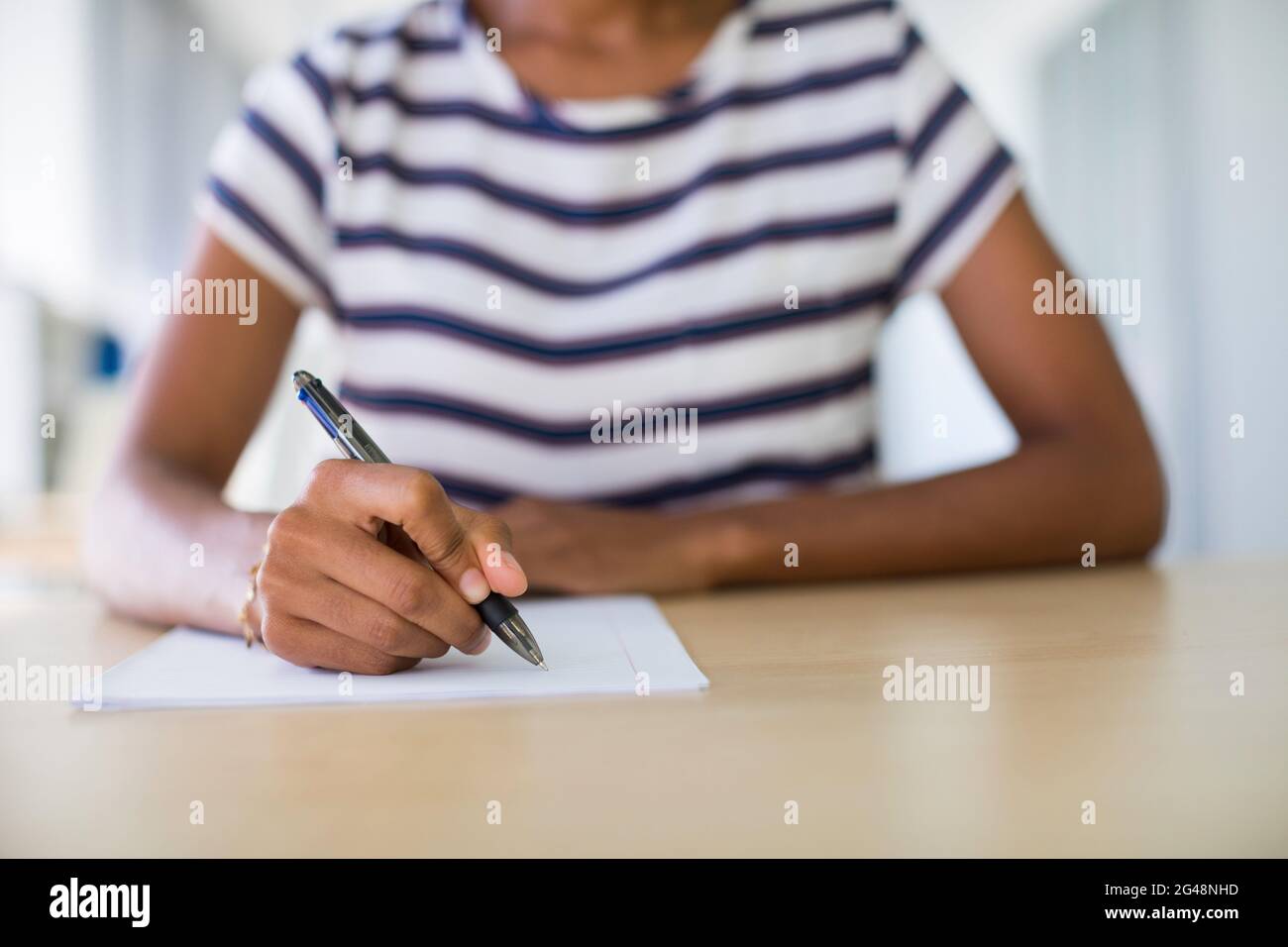 Female executive writing hi-res stock photography and images - Alamy