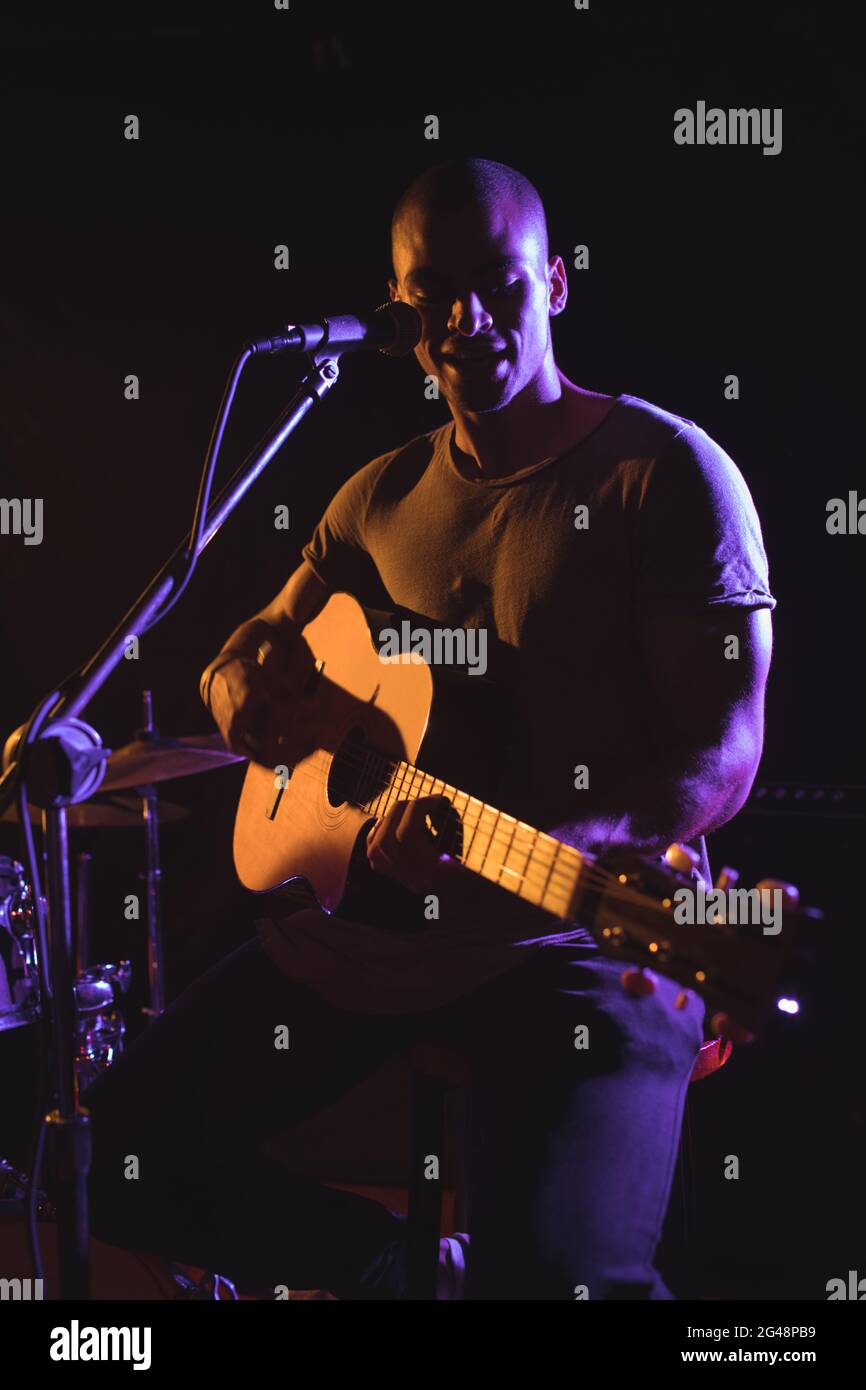 Singing playing guitar music celebrity hi-res stock photography and ...