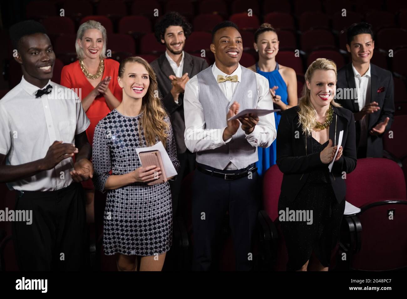Group of people applauding Stock Photo - Alamy