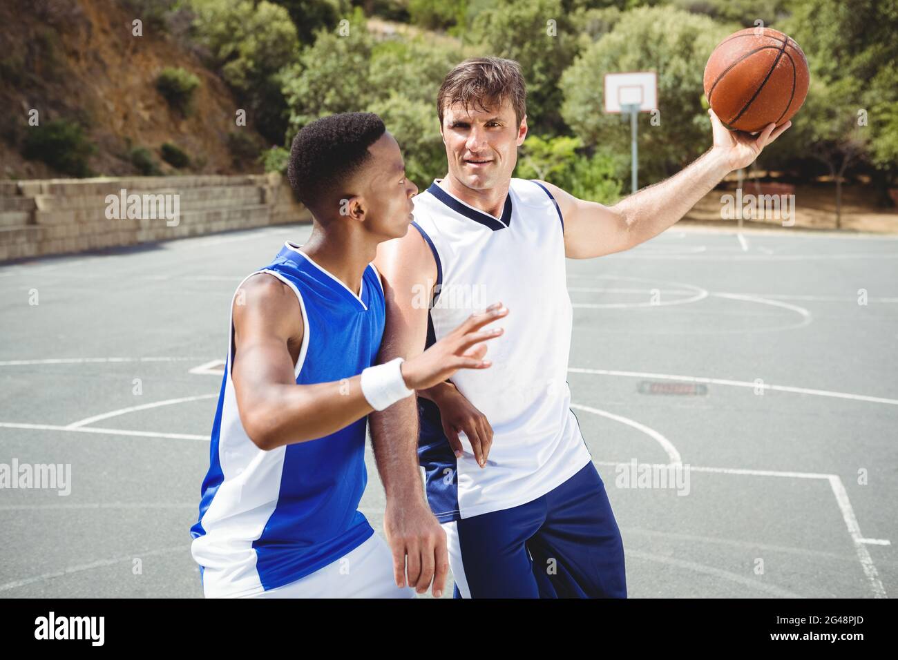 Basketball players bonding hi-res stock photography and images - Alamy