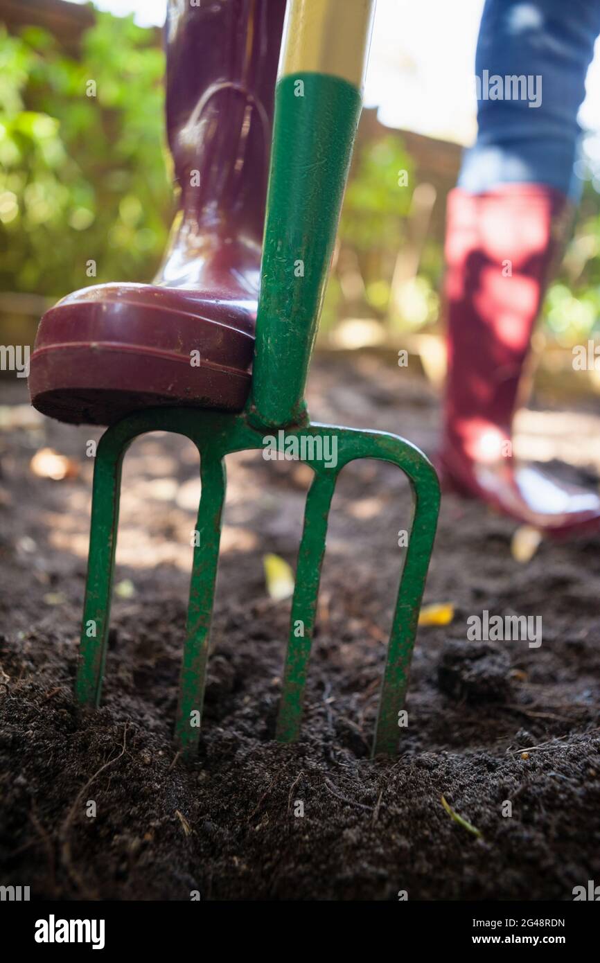 Dig fork soil garden boot digging hi-res stock photography and images ...