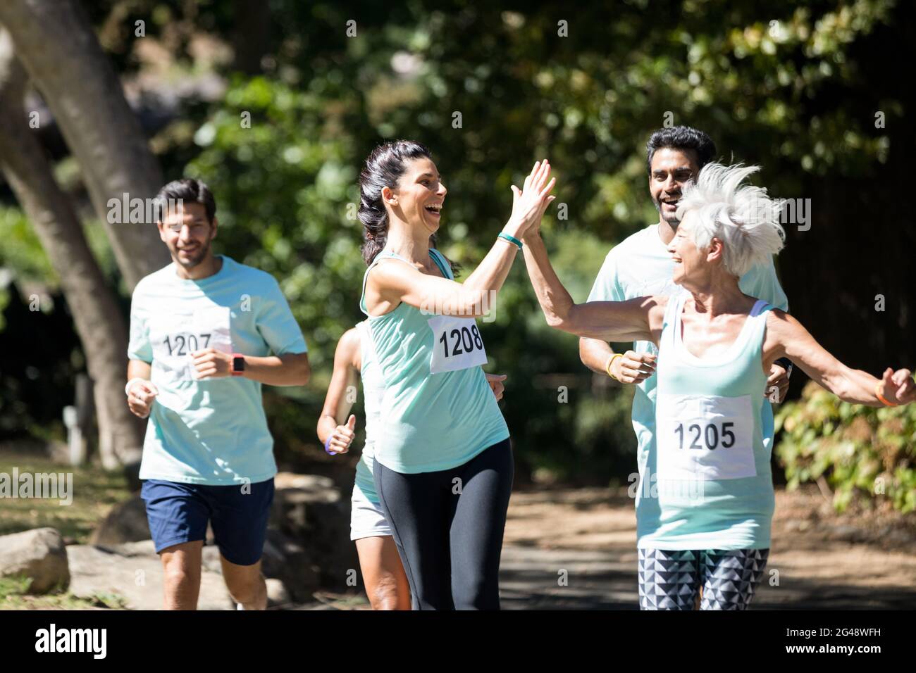 Male athletes high five hi-res stock photography and images - Alamy