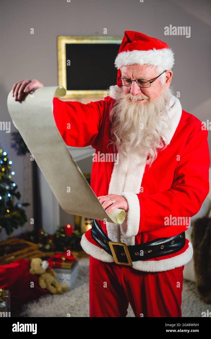 Person reading scroll hi-res stock photography and images - Alamy