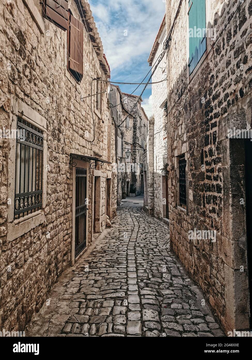 Empty european street hi-res stock photography and images - Alamy