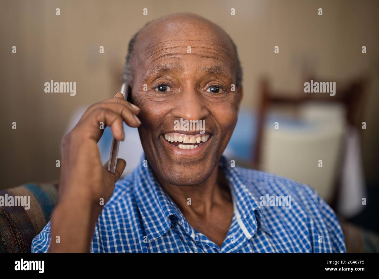 Senior citizens sitting talking hi-res stock photography and images - Alamy