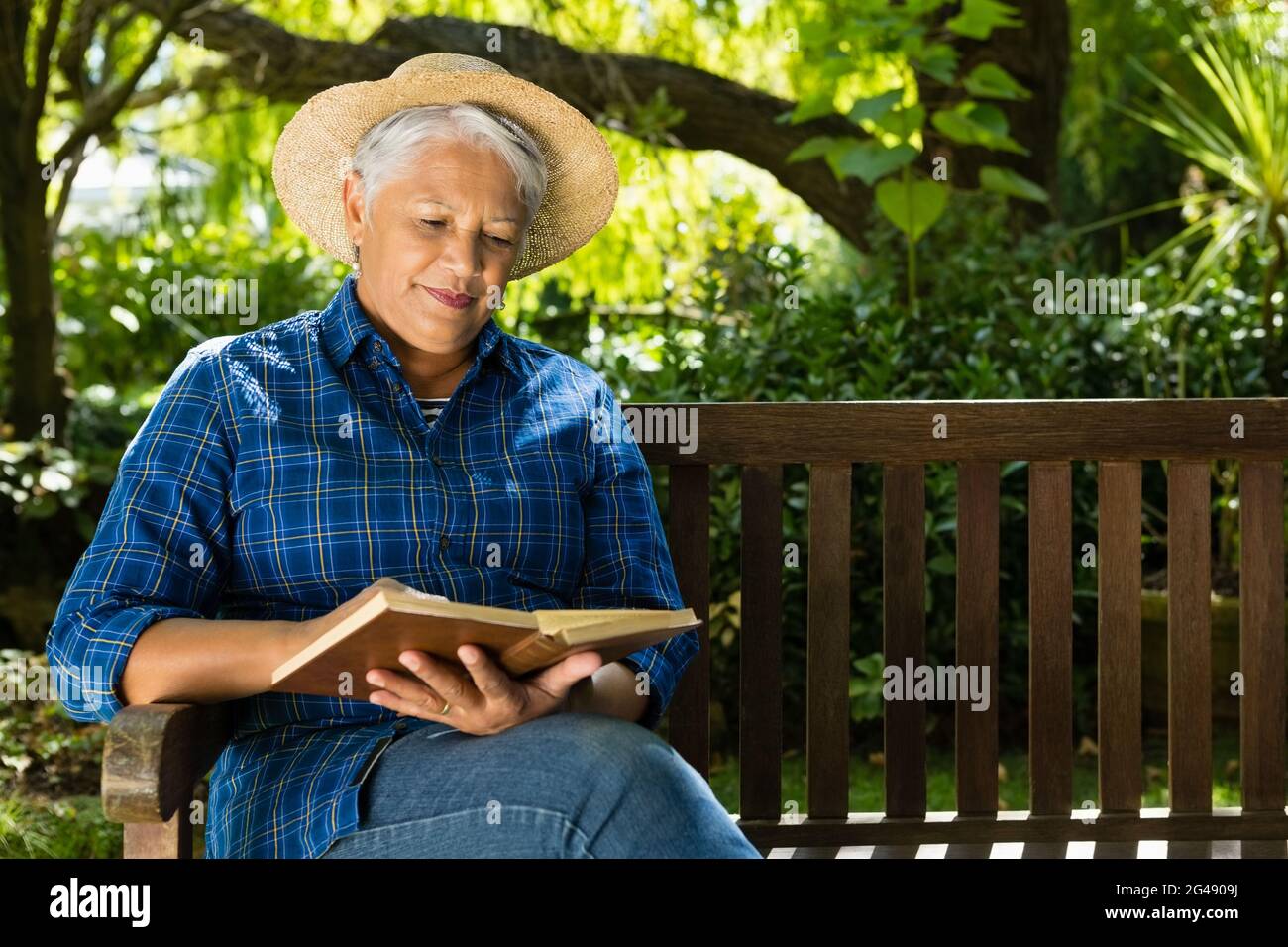 Senior woman reading book Stock Photo - Alamy