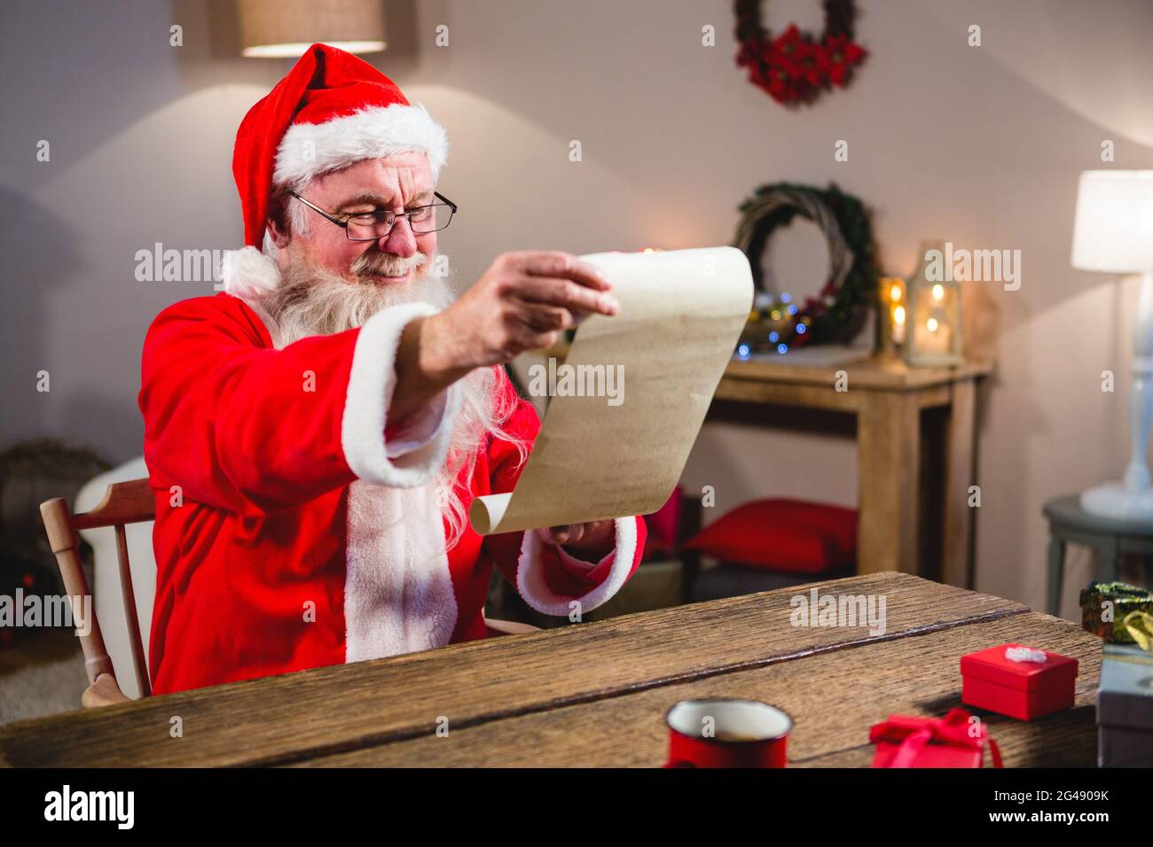 Person reading scroll hi-res stock photography and images - Alamy