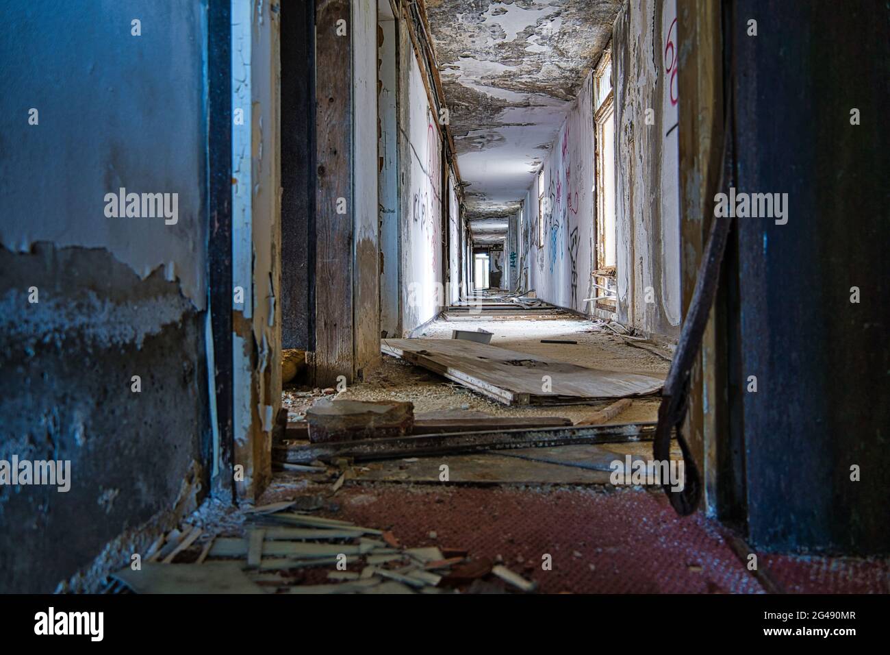 Corridor inside an old abandoned building with broken walls Stock Photo ...