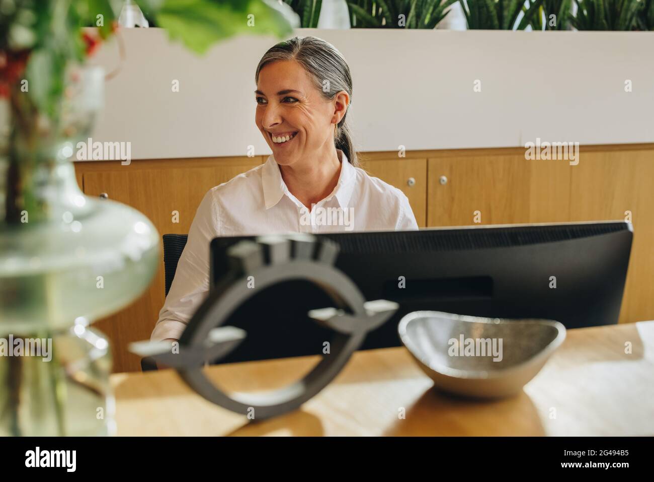 Businessman woman sitting reception desk hi-res stock photography and ...