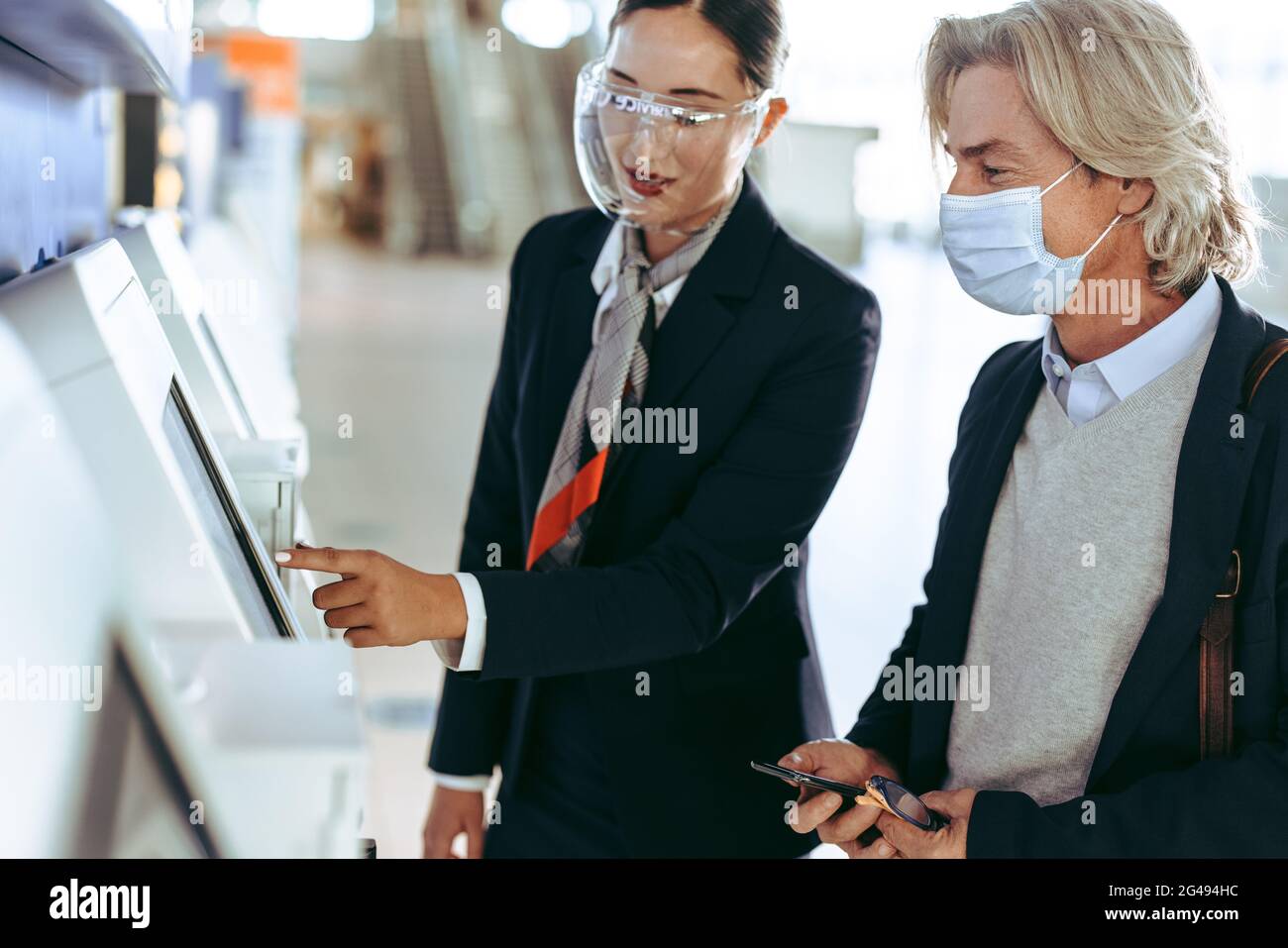 Check in machine at the airport hi-res stock photography and images - Alamy