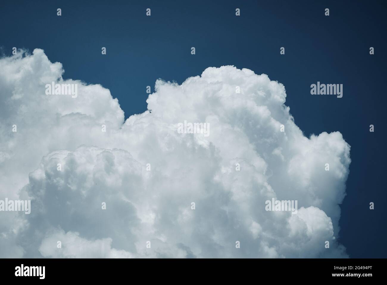 White cloud formation hi-res stock photography and images - Alamy