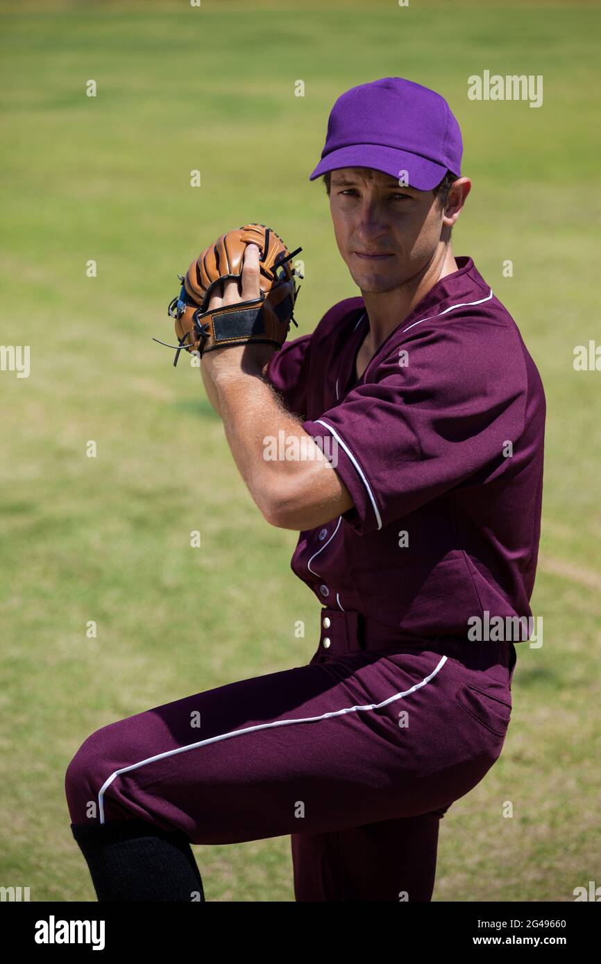 Baseball player on green hi-res stock photography and images - Alamy