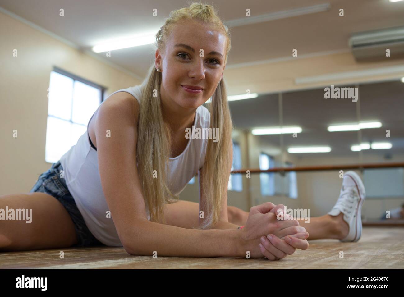 Stretching woman legs dancing hi-res stock photography and images - Alamy