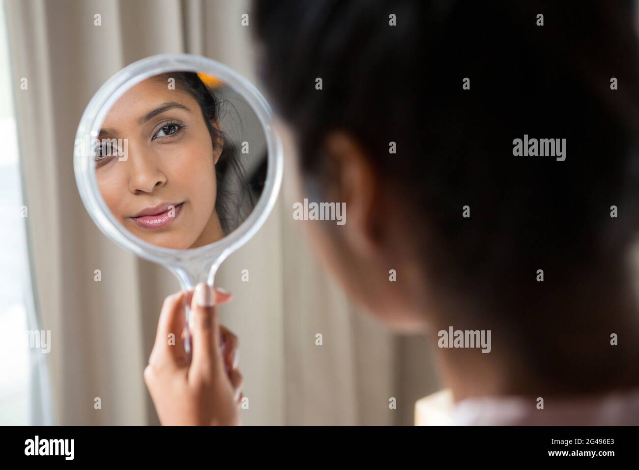 Hand holding lipstick mirror hi-res stock photography and images - Alamy