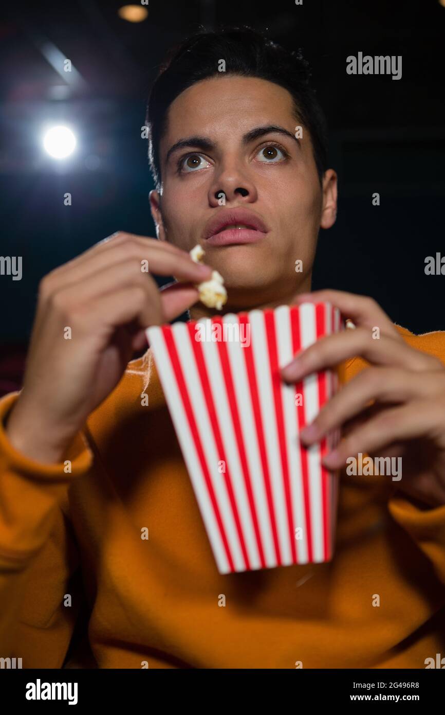 Theatre popcorn hi-res stock photography and images - Alamy