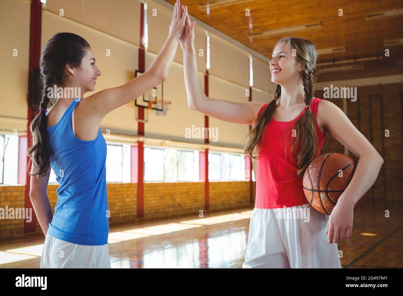 Basketball players high five hi-res stock photography and images - Alamy