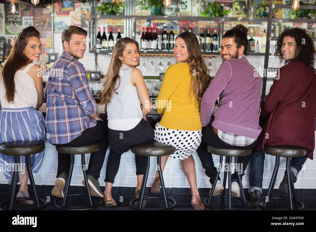 People sitting on stools hi-res stock photography and images - Alamy