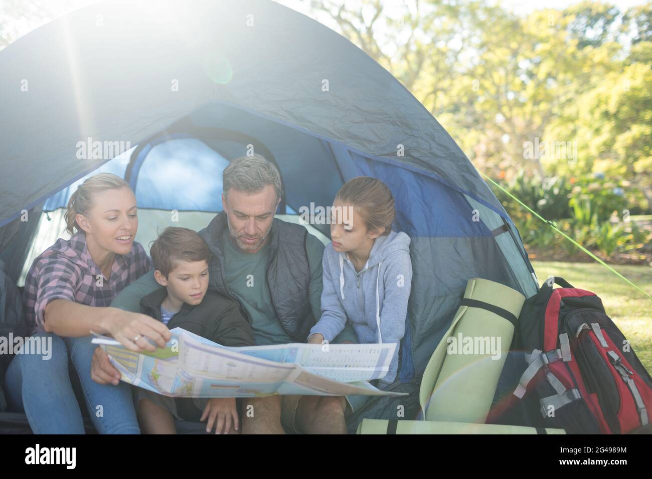Children reading map hi-res stock photography and images - Alamy