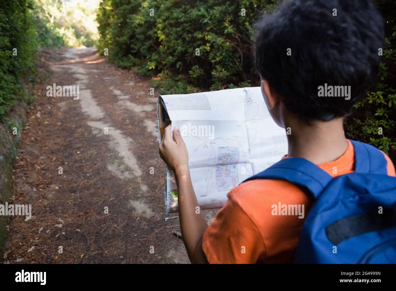 Boy outdoors map hi-res stock photography and images - Alamy
