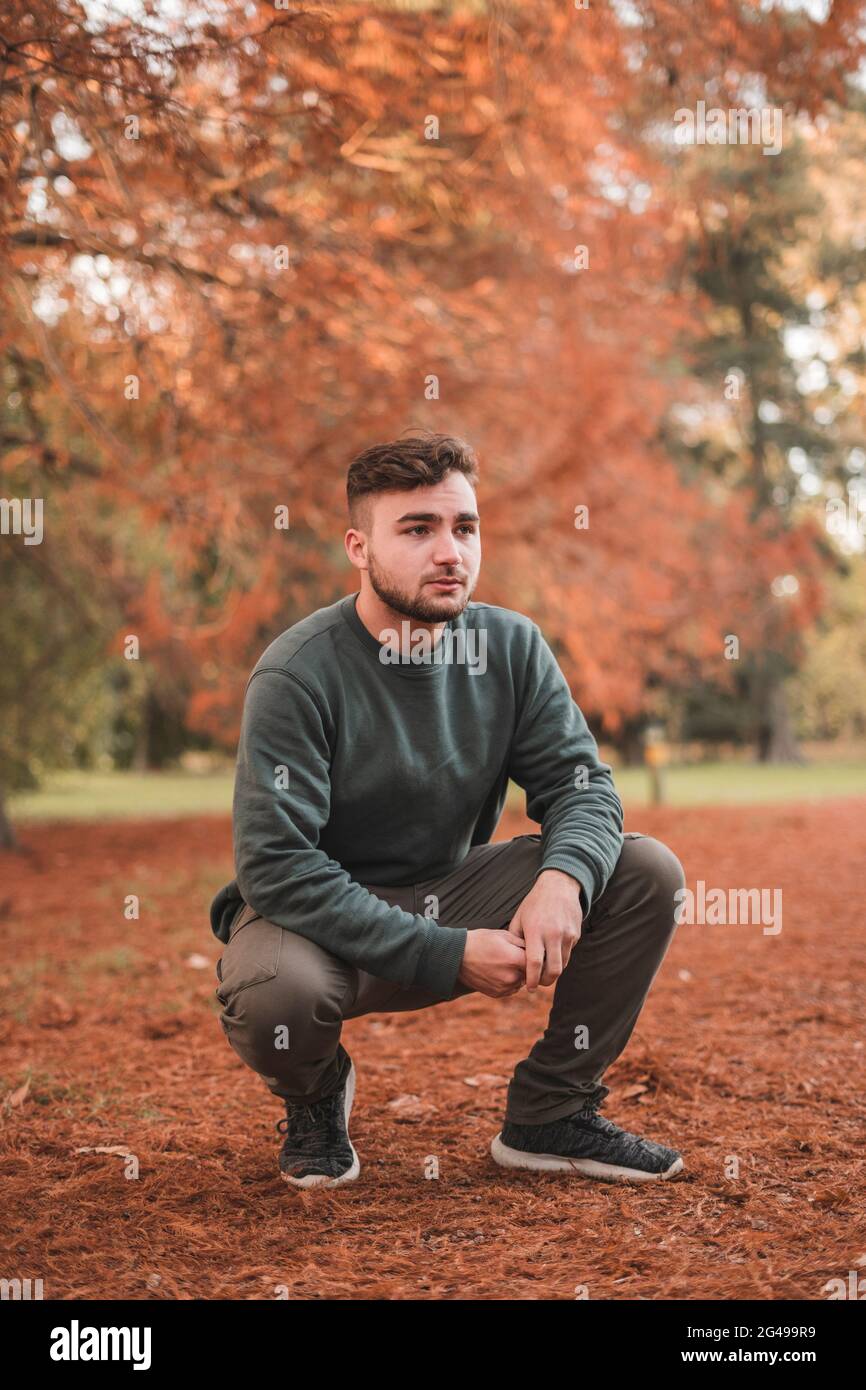 Crouched pose hi-res stock photography and images - Alamy