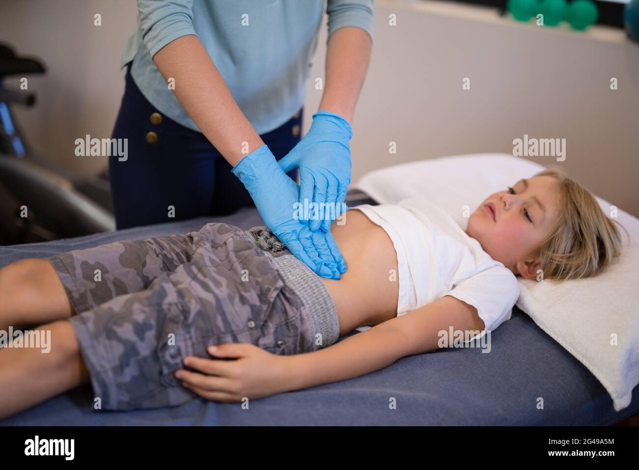 Female doctor examining abdomen boy hi-res stock photography and images ...
