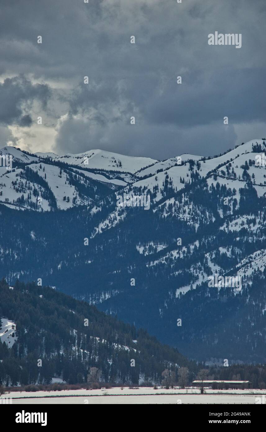 A vertical shot of a majestic snowy mountain on background of the ...