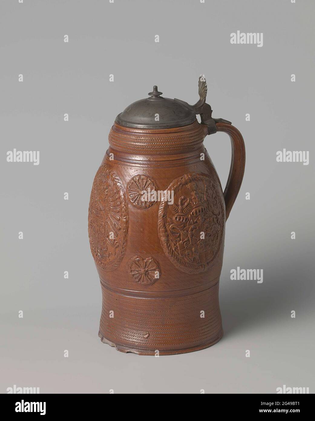 Beer mug with pewter lid, decorated with three weapons whose middle ...