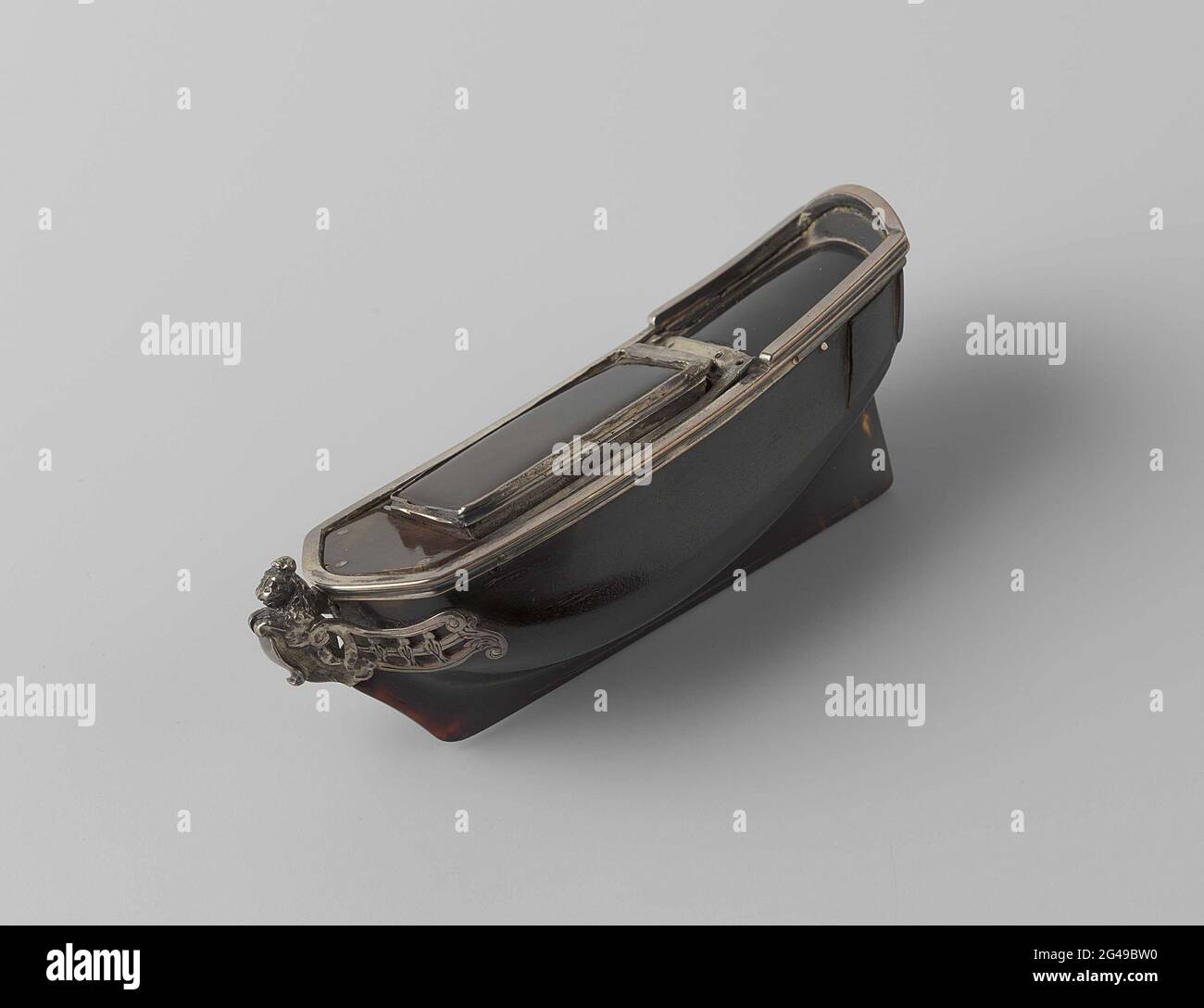 Box. Box of turtle in the shape of a boat mounted with silver. A lion ...