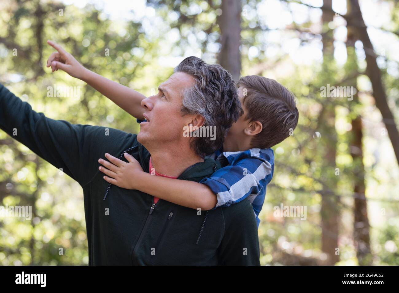 Family looking away pointing hi-res stock photography and images - Alamy