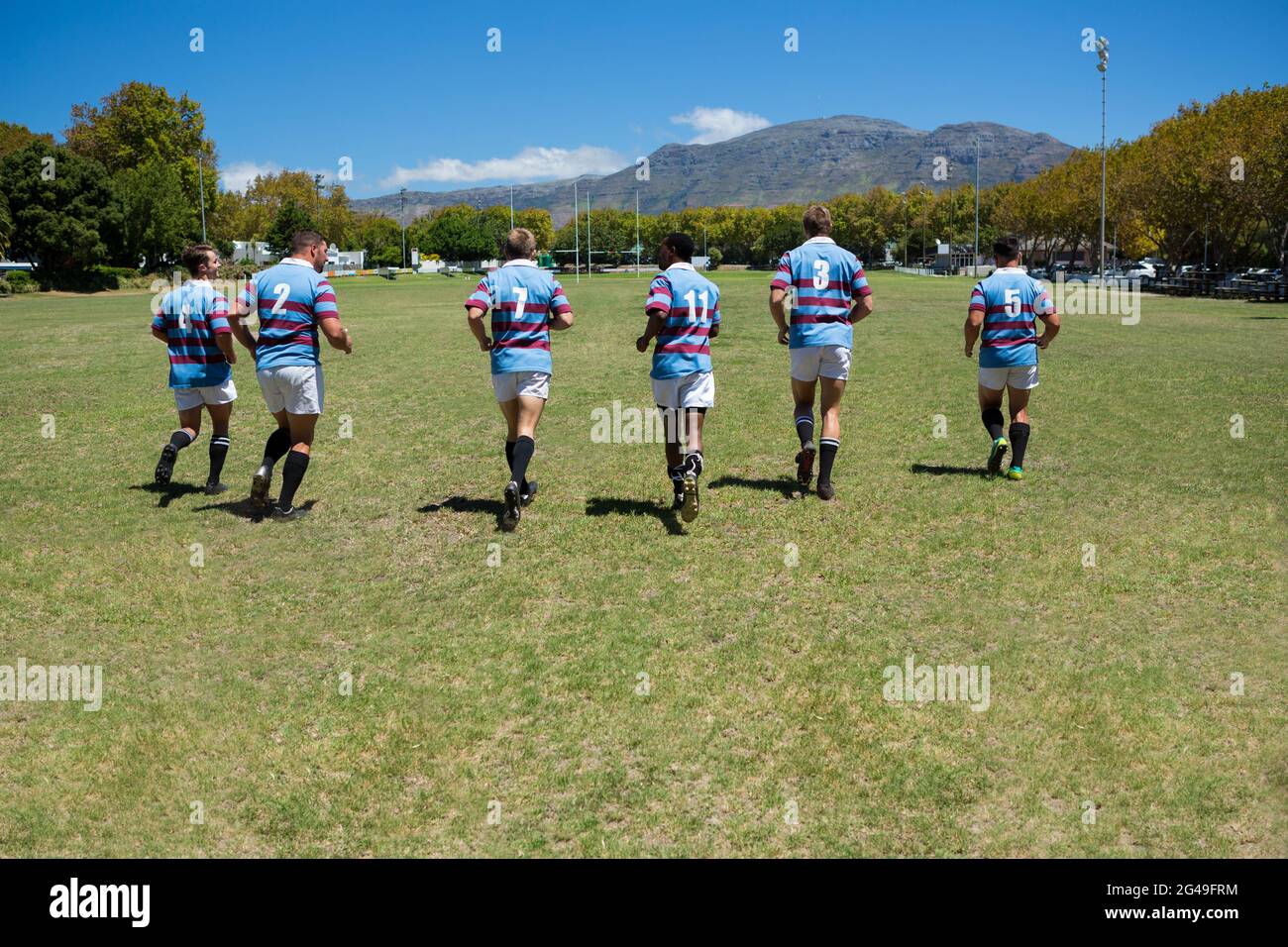 Rear view rugby team hi-res stock photography and images - Alamy
