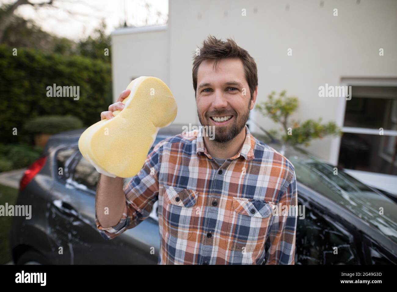 Man holding bucket and sponge hi-res stock photography and images - Alamy