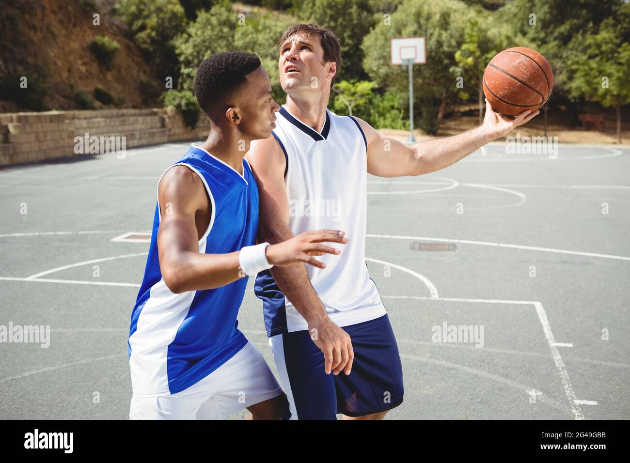 Basketball players bonding hi-res stock photography and images - Alamy