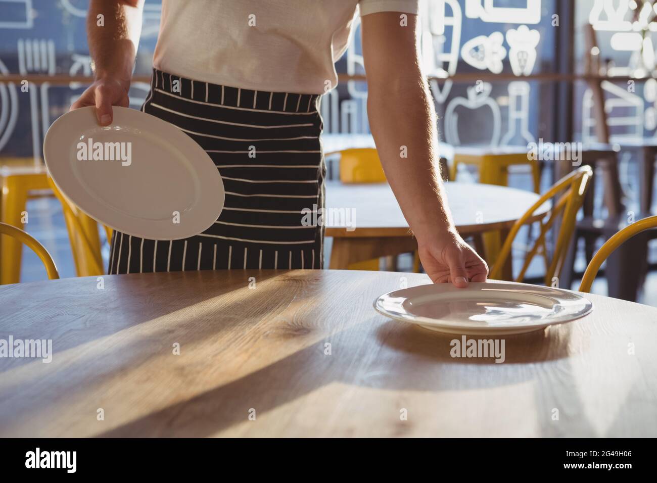 Waiter with plates hi-res stock photography and images - Alamy