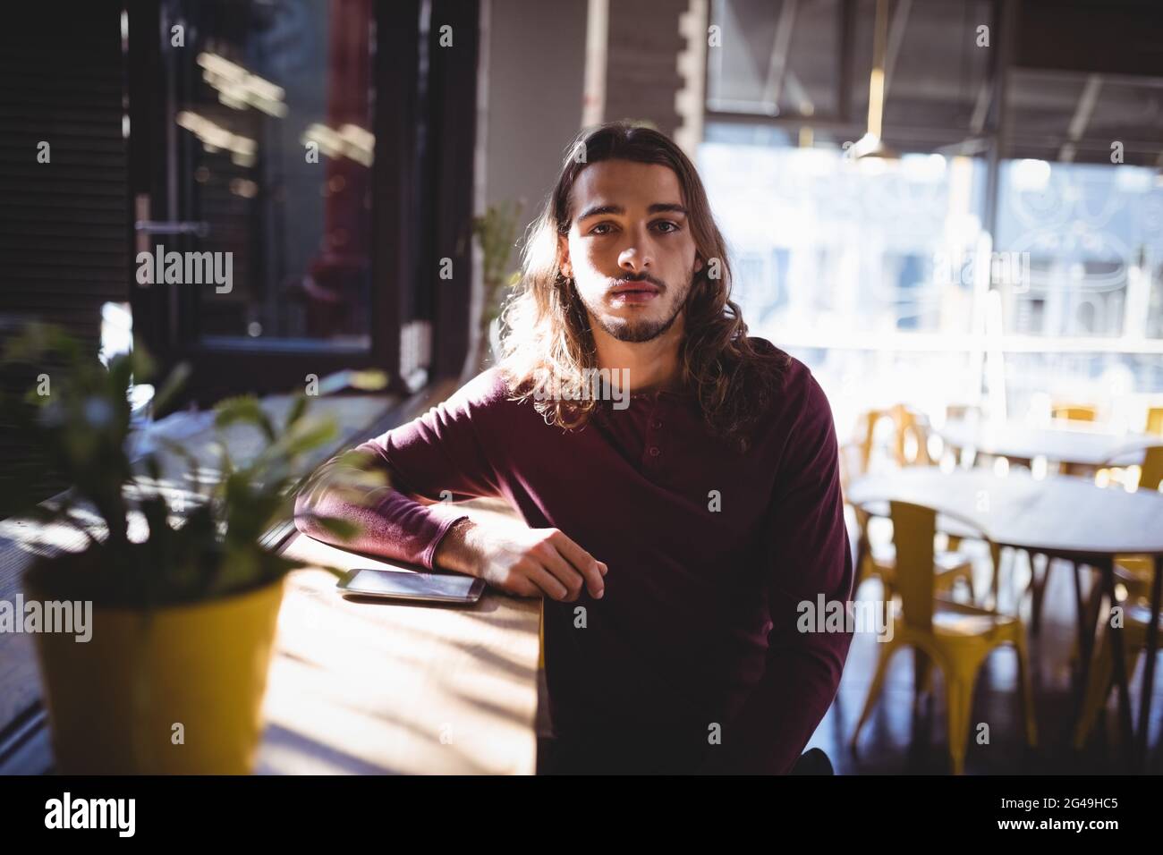Shadow man sitting table hi-res stock photography and images - Alamy