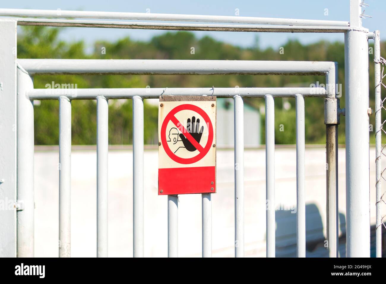 Command not to enter. The brand of entry ban on the white iron gate ...