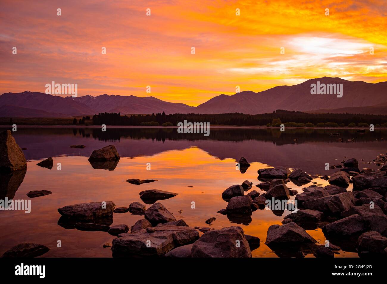 Lake Tekapo in the glow of the spring sunrise, shot in Spring 2020 ...