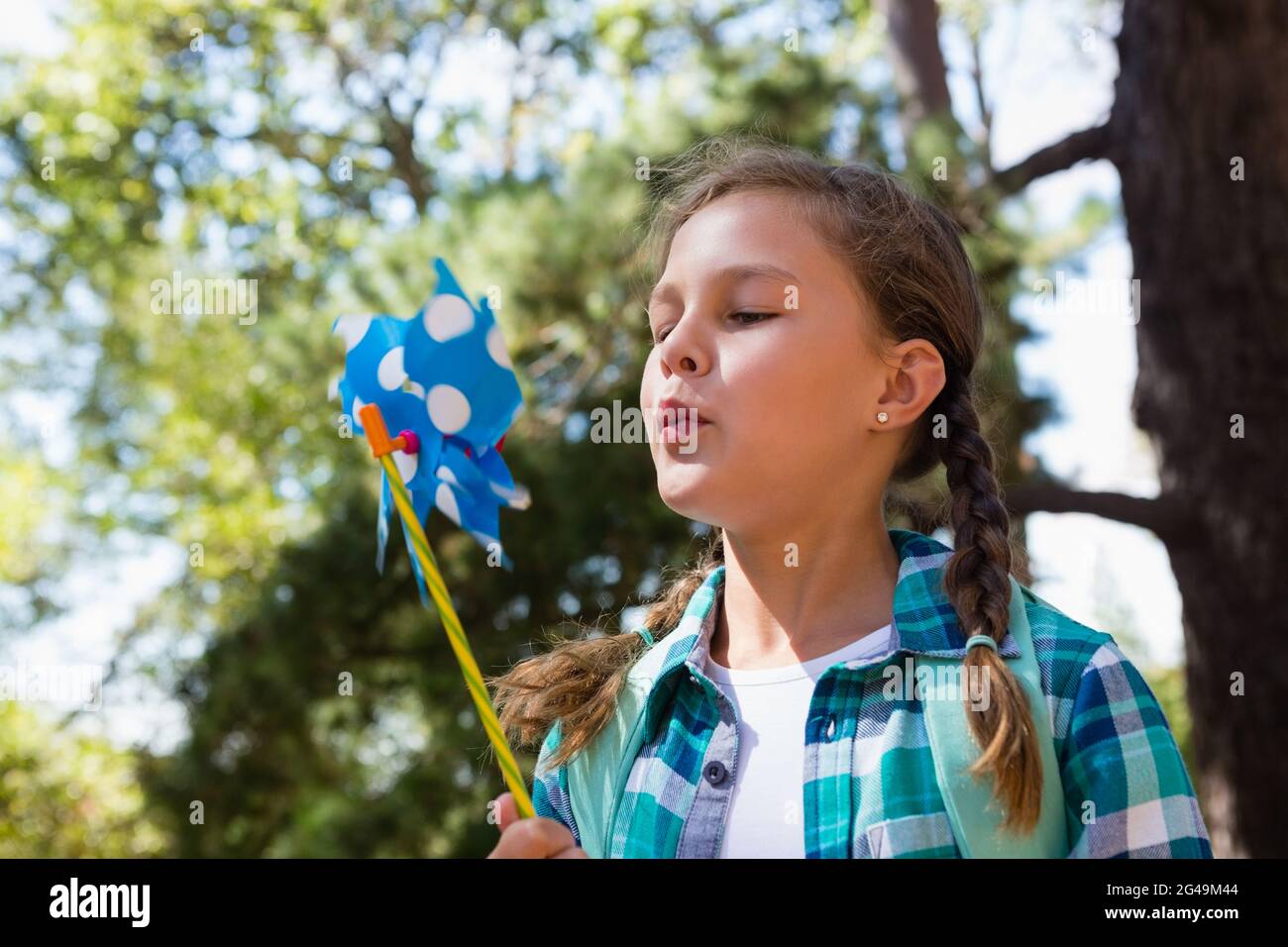 Girl with a pinwheel hi-res stock photography and images - Alamy