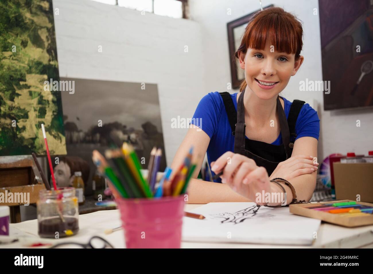 Beautiful woman sketching in drawing book Stock Photo - Alamy