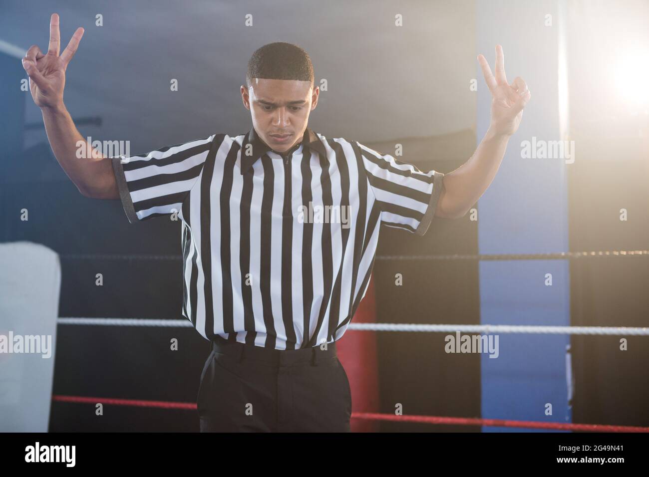 Boxing referee looking down hi-res stock photography and images - Alamy
